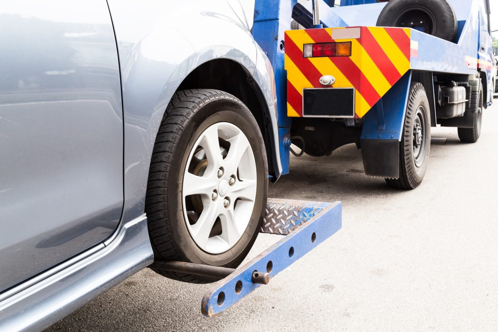How to Use a Tow Dolly Safely in Ontario